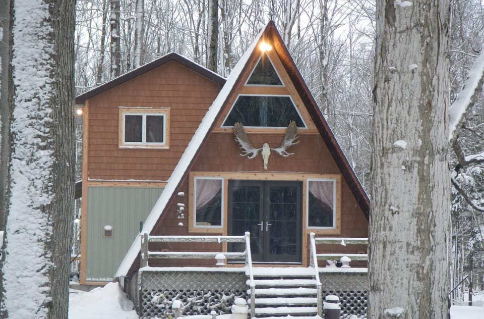 Cadre extérieur reculé sur la superficie du lac Hamlin-bain à remous ...