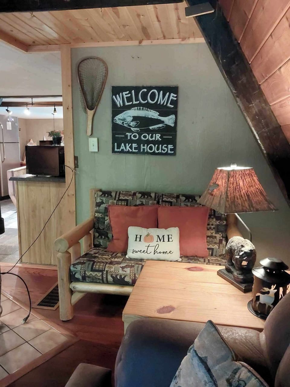 Cadre extérieur reculé sur la superficie du lac Hamlin-bain à remous ...