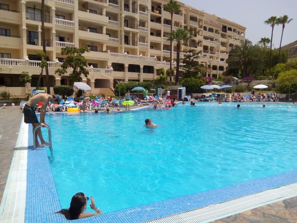 Lovely studio in Castle Harbour. Pool view, UK TV, Free, Fast Wi-Fi ...