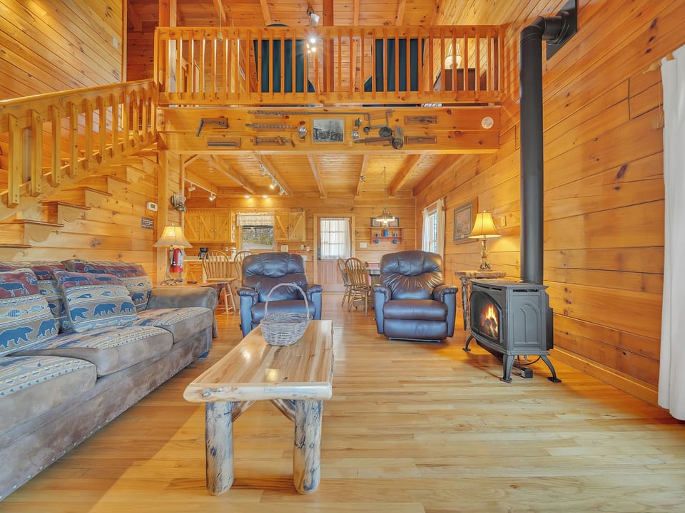 A Charming Cabin with Hot Tub & Easy Access to Pigeon Forge and the ...