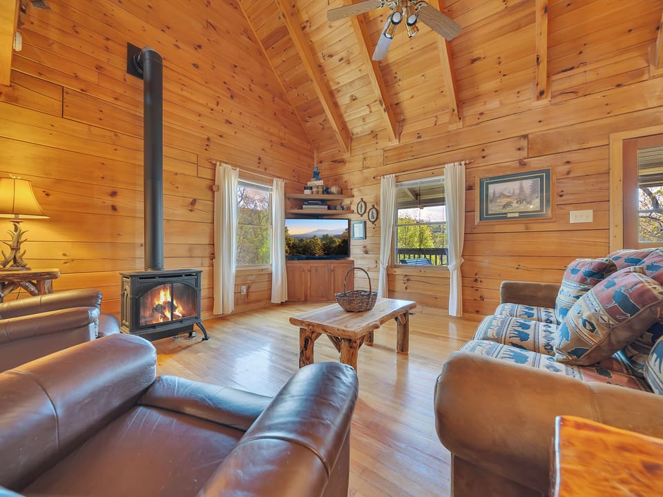 A Charming Cabin with Hot Tub & Easy Access to Pigeon Forge and the ...