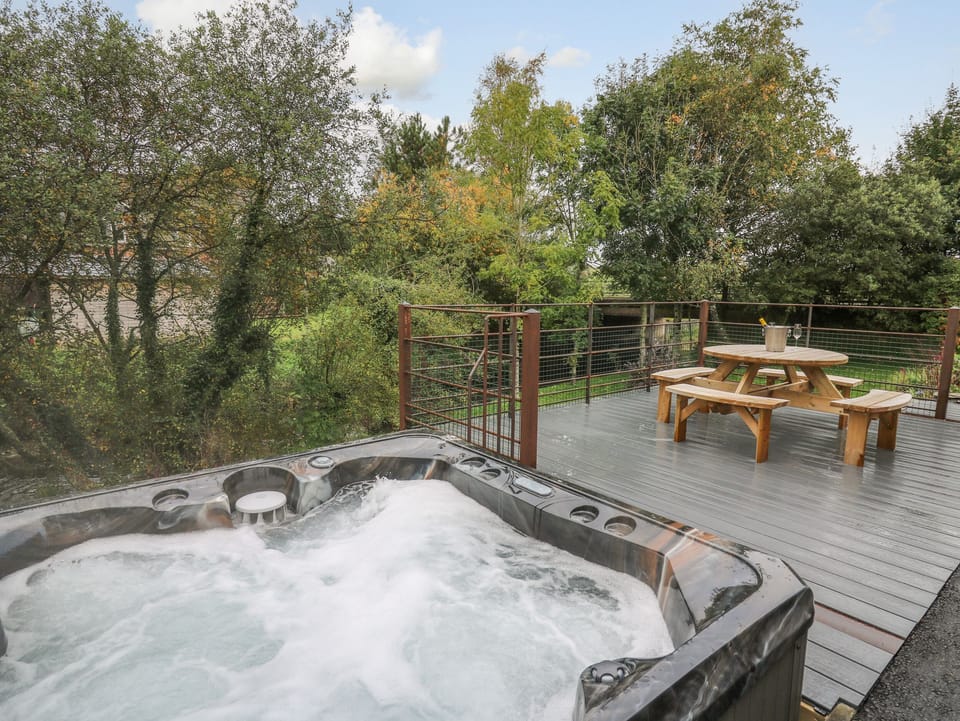 GER YR AFON COTTAGE, family friendly, with hot tub in Rhayader | Wales ...