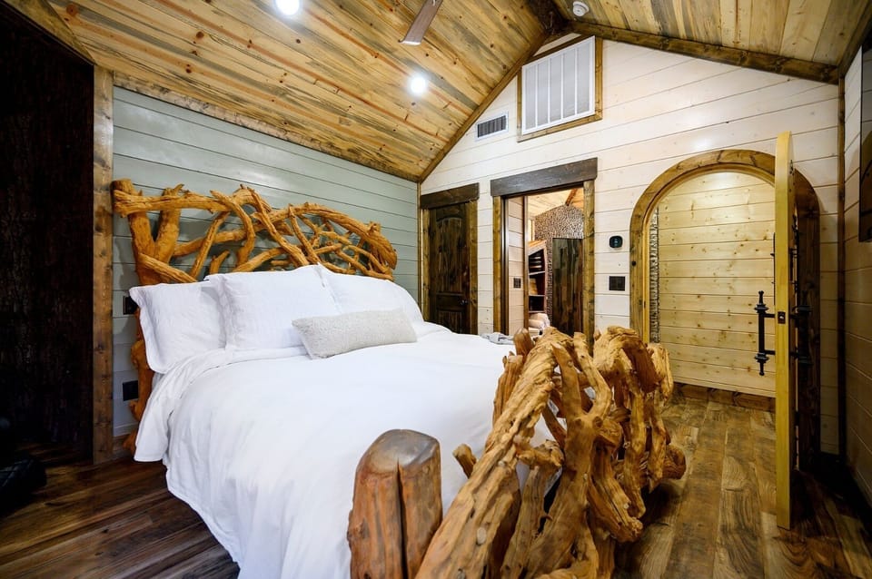 Treetopia Treehouse!Waterfall!3Story Slide!OutdoorBed!Nest Hottub!Sauna ...
