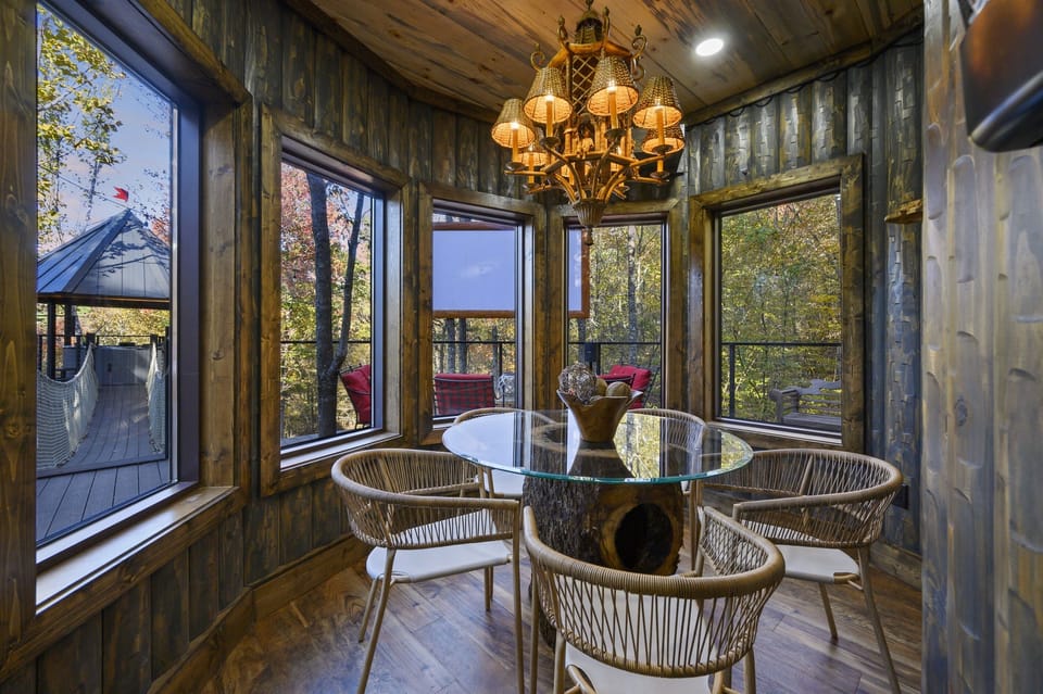 Treetopia Treehouse!Waterfall!3Story Slide!OutdoorBed!Nest Hottub!Sauna ...