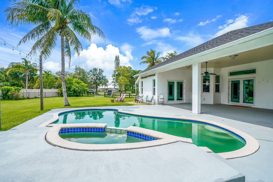 3 bed 2 bath Country Retreat with pool minutes from Downtown Alton and ...